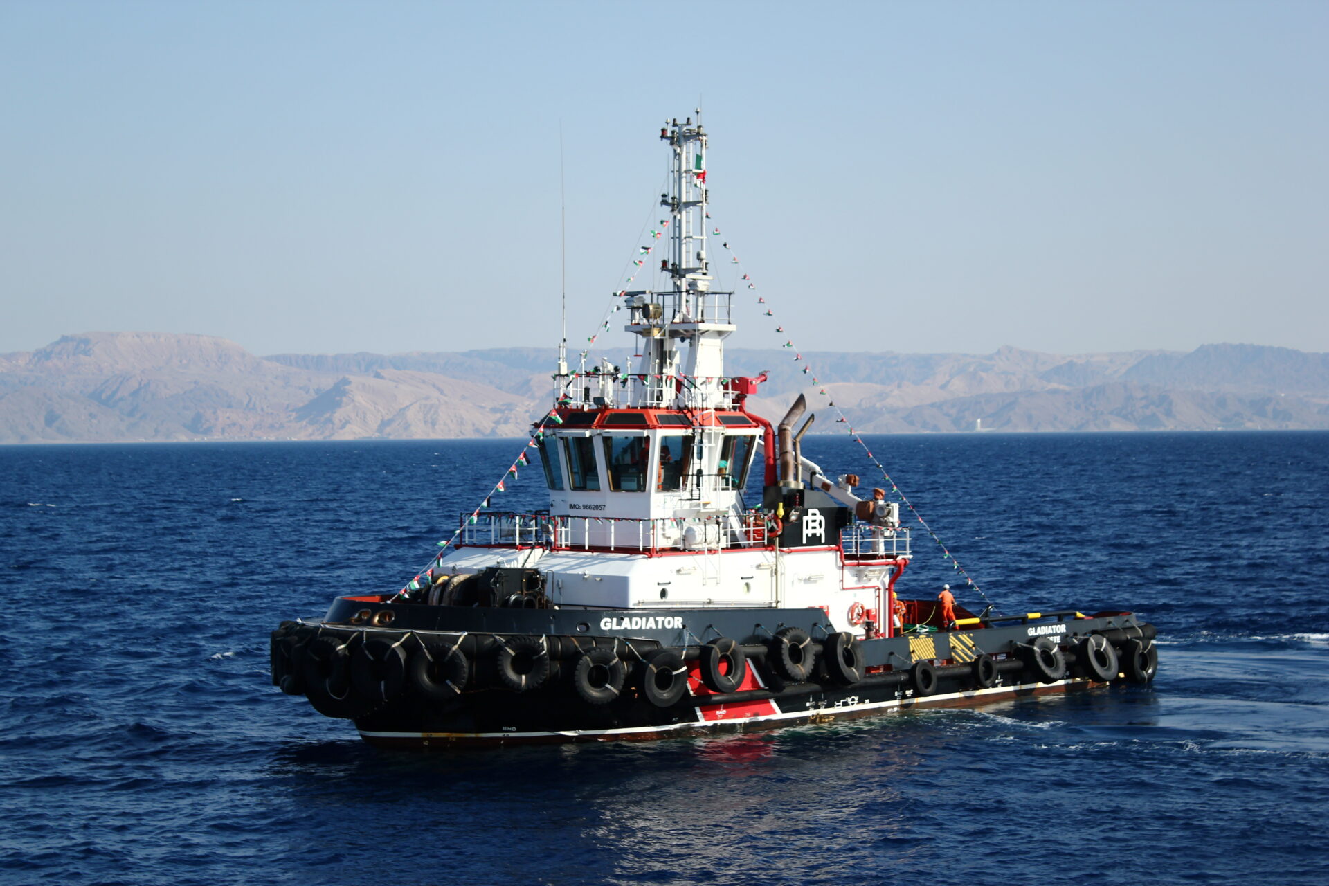 Tug Gladiator fixed to Rowan Drilling | MedTug